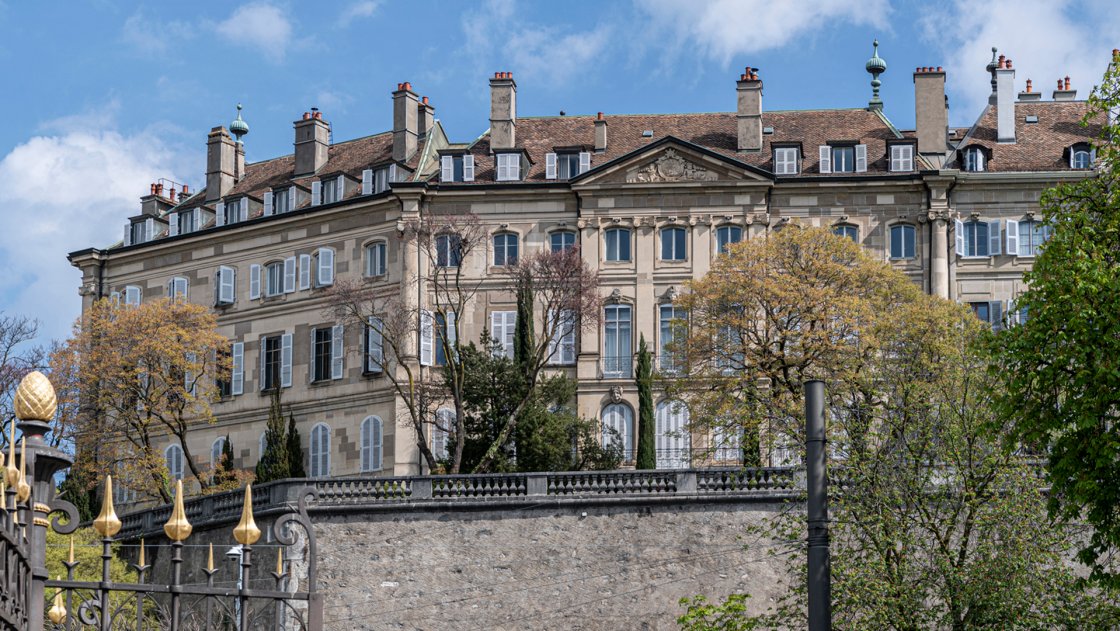 Im Herzen der Genfer Altstadt – ein Aufzug mit historischer Eleganz ...