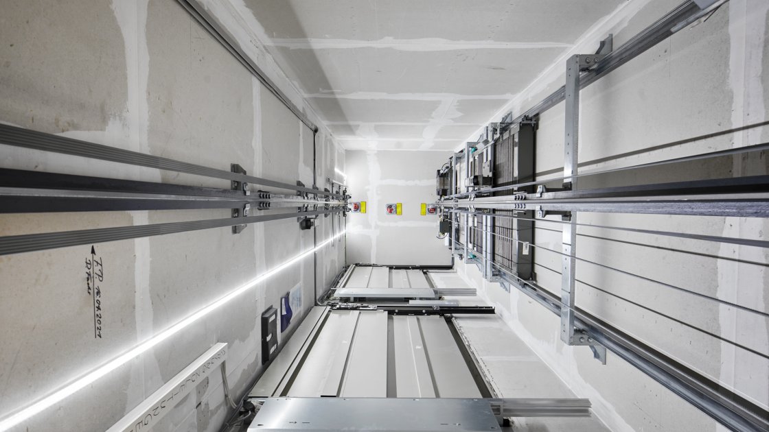 Den Aufzug ganz einfach in den Holzschacht montieren | Schindler Aufzüge AG